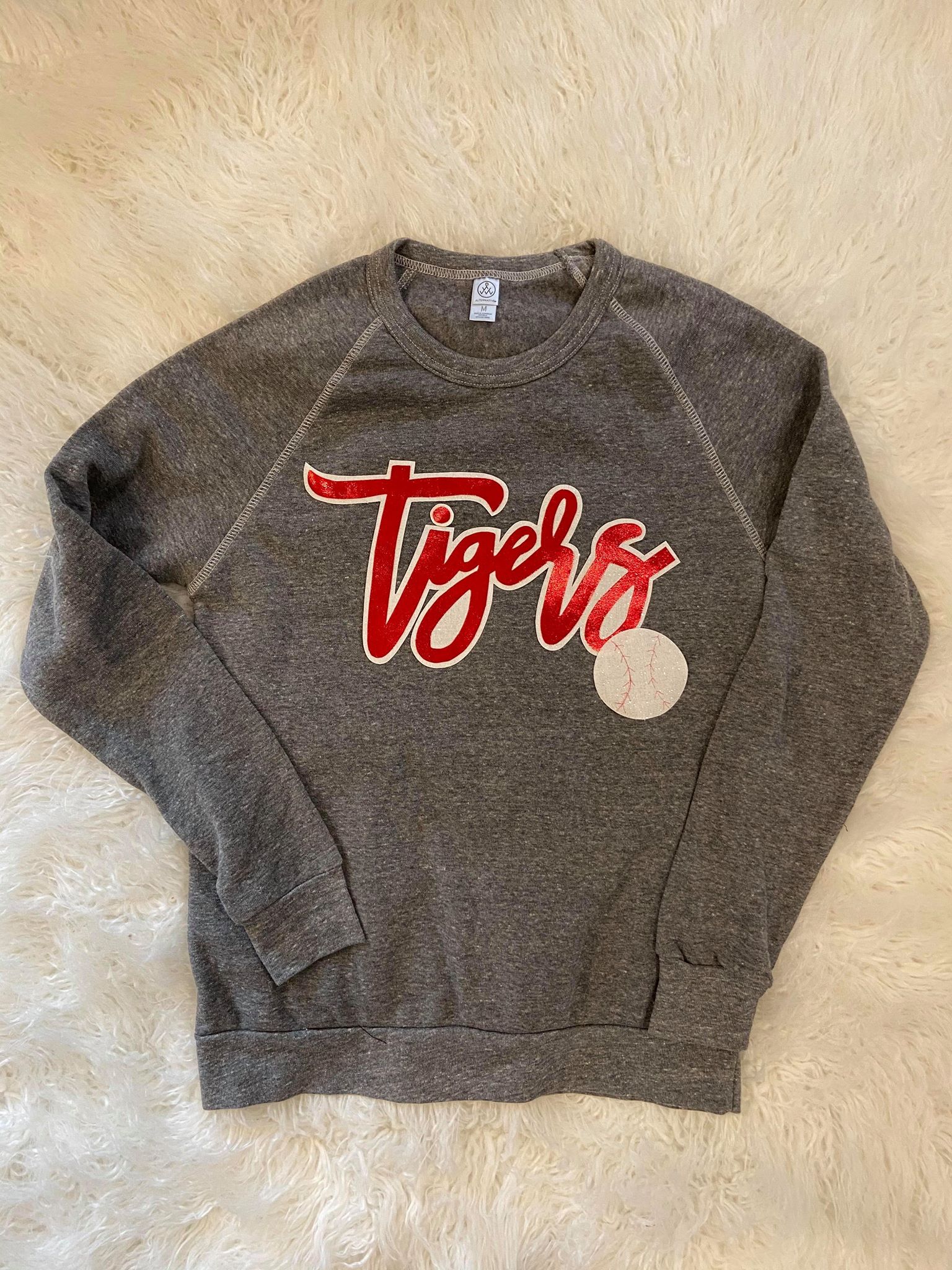 CURSIVE TIGERS FLEECE CREW – H.FLYNN