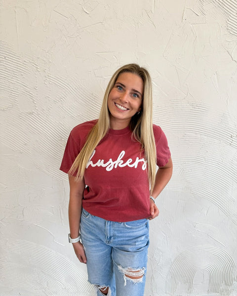 WHITE SPARKLE CURSIVE HUSKERS - CRIMSON TEE – H.FLYNN